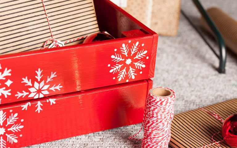 HOW TO: MAKE A CHRISTMAS EVE CRATE BOX - Rustoleum Spray Paint